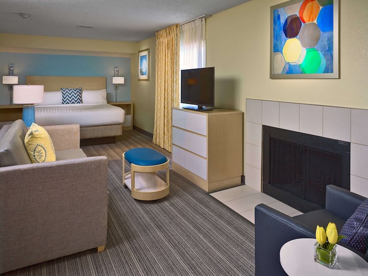 Your Home Away From Home! Free Parking, Pool - North Olmsted, OH