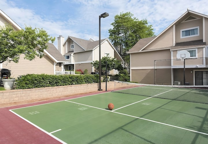 Situated In Cleveland's Beautiful Lake District! - North Olmsted, OH