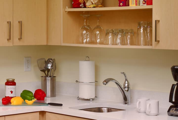 Relax And Unwind! Free Parking, Pets Allowed! - North Olmsted, OH