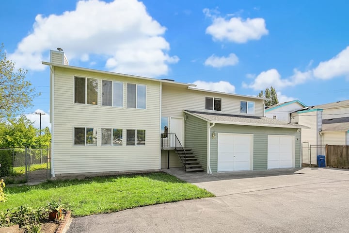 Colorful Family House W/ Big Deck | 3 Mins To I5 - Seattle, WA