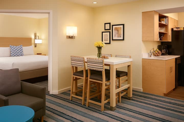 Fulfilling Stay At Schaumburg! Pets Allowed! - Barrington, IL