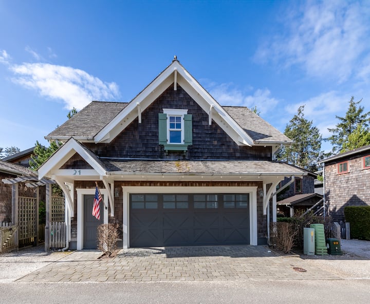 Nantucket House: Oceanfront, Dog Friendly - Pacific Beach, WA