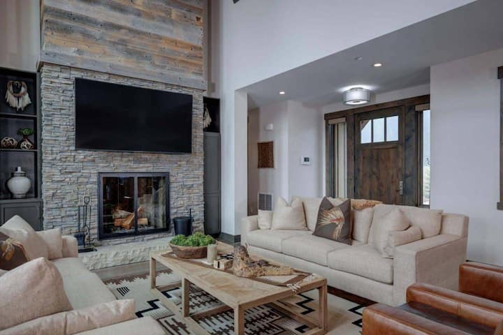 Highlands Home | Ski-in/ski-out Access & Hot Tub - Big Sky, MT