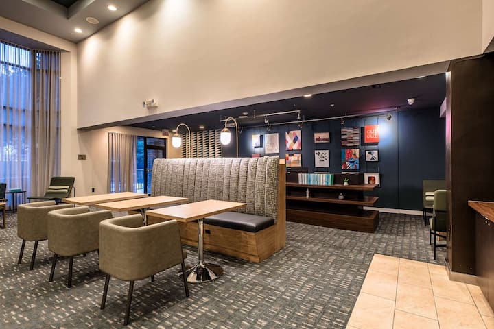 3 Pet-friendly Units W/ Free Parking, Outdoor Pool - Dallas, TX