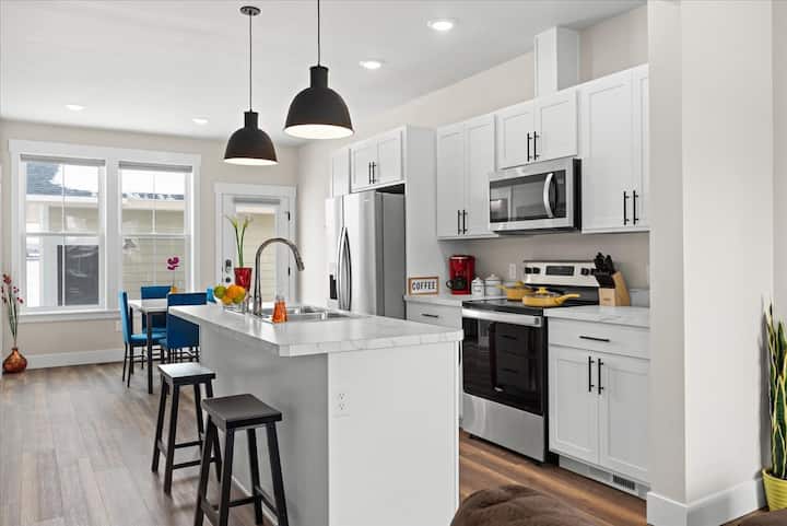Crash With Class In This Townhome - Billings, MT