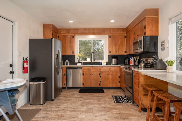 Buckeye Bungalow Hot Tub/firepit! Pet Friendly! - Bass Lake, CA