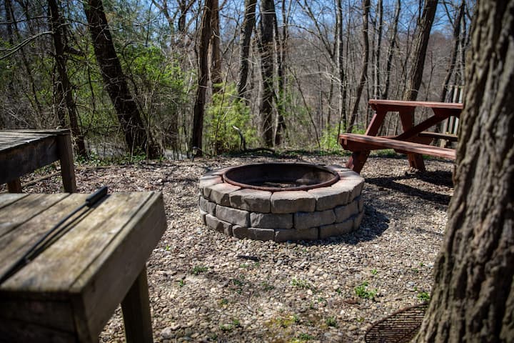 Birmingham Cabin (Hot Tub, Wi-fi, Pet Friendly) - Cambridge, OH