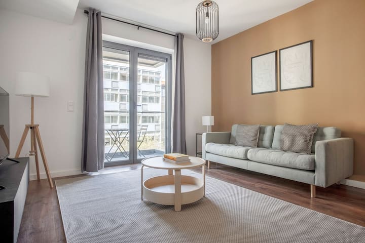 Blueground | Avenidas Novas, Furniture & Decor - Lissabon