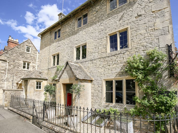 The Old Post Office - Cotswold Wildlife Park & Gardens