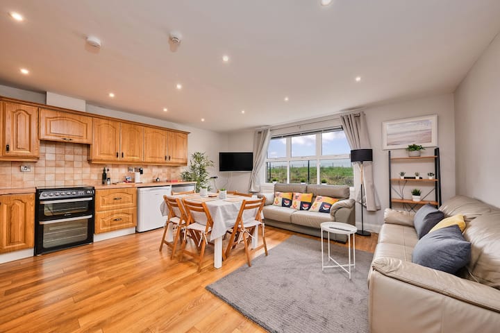 Spacious Bright Apt Walk To The Beach - ポートラッシュ