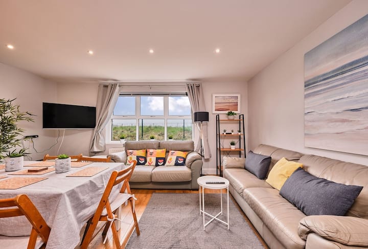 Dunluce Park 4- 2nd Floor-bars/rest/golf Open 900m - Portrush