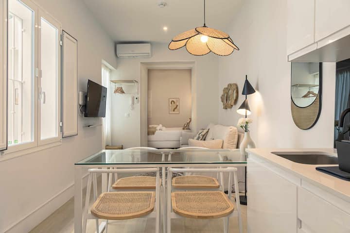 Isg Apartments: Cuna 1.4/parking - Seville Airport (SVQ)