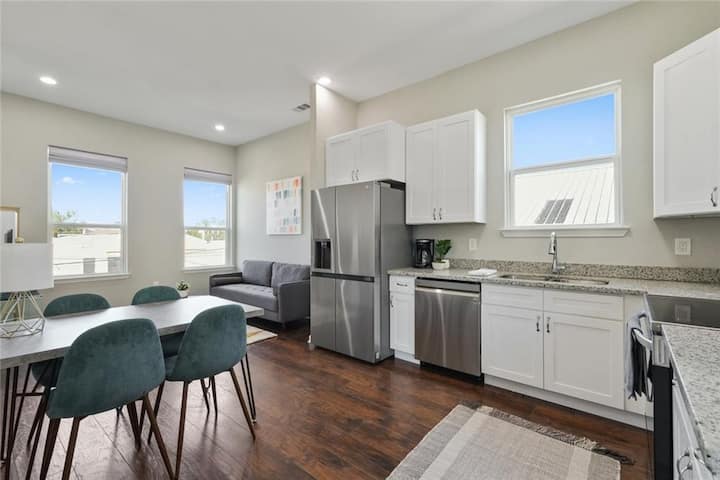 Enormous Colorful New 6br Pad W/ Parking - New Orleans, LA