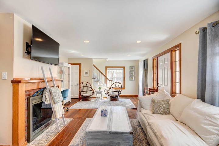 Beautiful Portsmouth Cottage By The Sea W/ Jacuzzi - Tiverton, RI