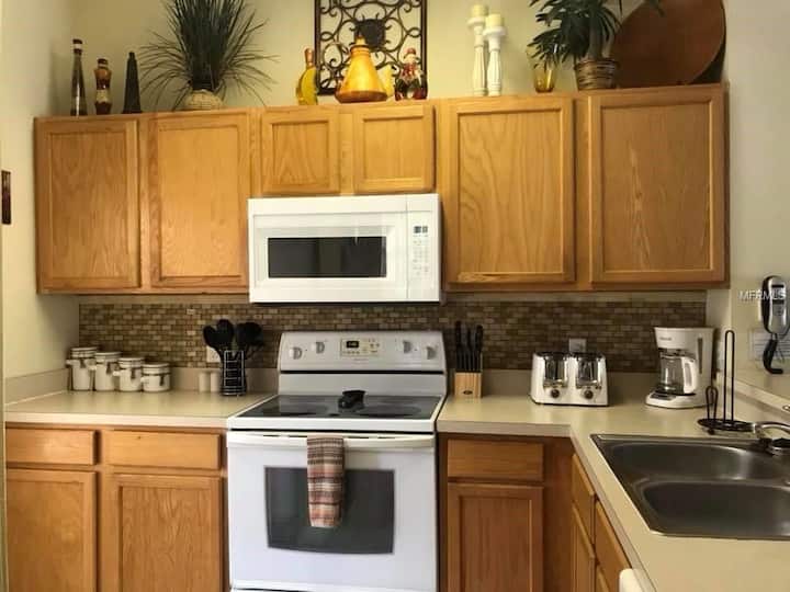 3br, 2.5ba Townhome W/ Lake View, Sunny Rear Yard - Kissimmee, FL
