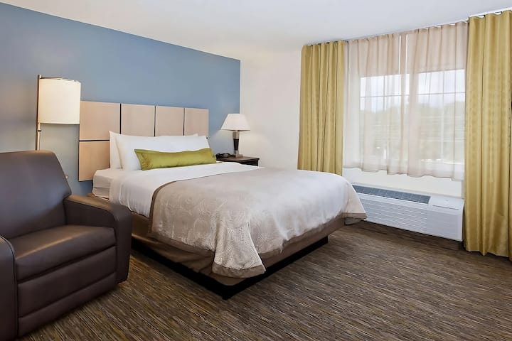 Pets Allowed! 3 Large Units W/ Parking & Kitchen! - 녹스빌