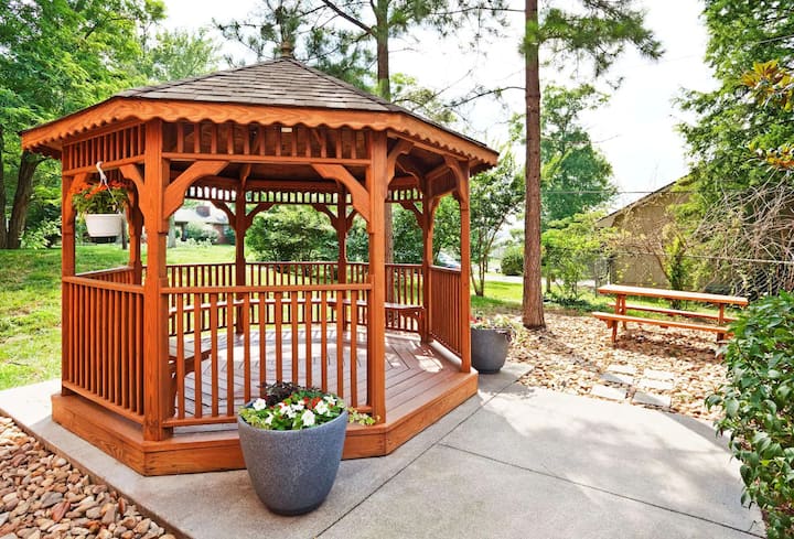 Excellent Pick! Pets Allowed, W/ Free Parking! - Knoxville, TN