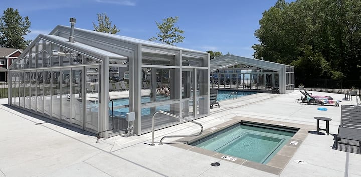 Deja Blue I: Indoor & Outdoor Pool. Hot Tub! - South Haven, MI