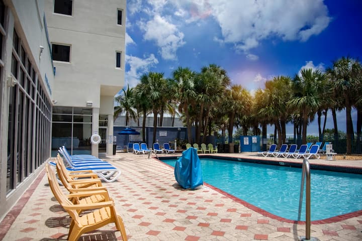 Just A Few Steps From South Beach! 2 Units! Pool! - Miami Beach