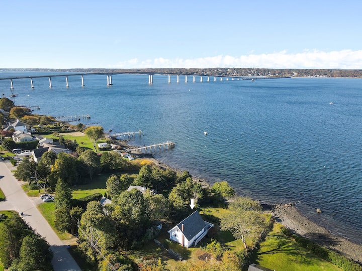 Waterfront A-frame Chalet With Shore Beach - Jamestown, RI