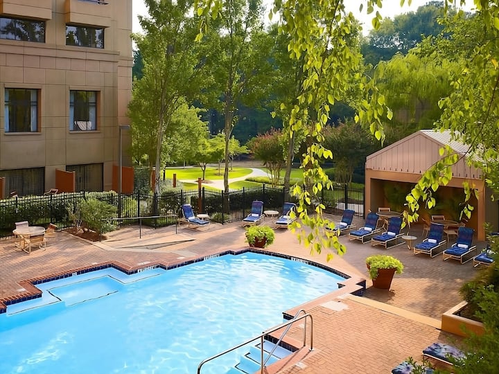 Two Contemporary Units W/ Free Area Shuttle! Pool! - Duluth, GA