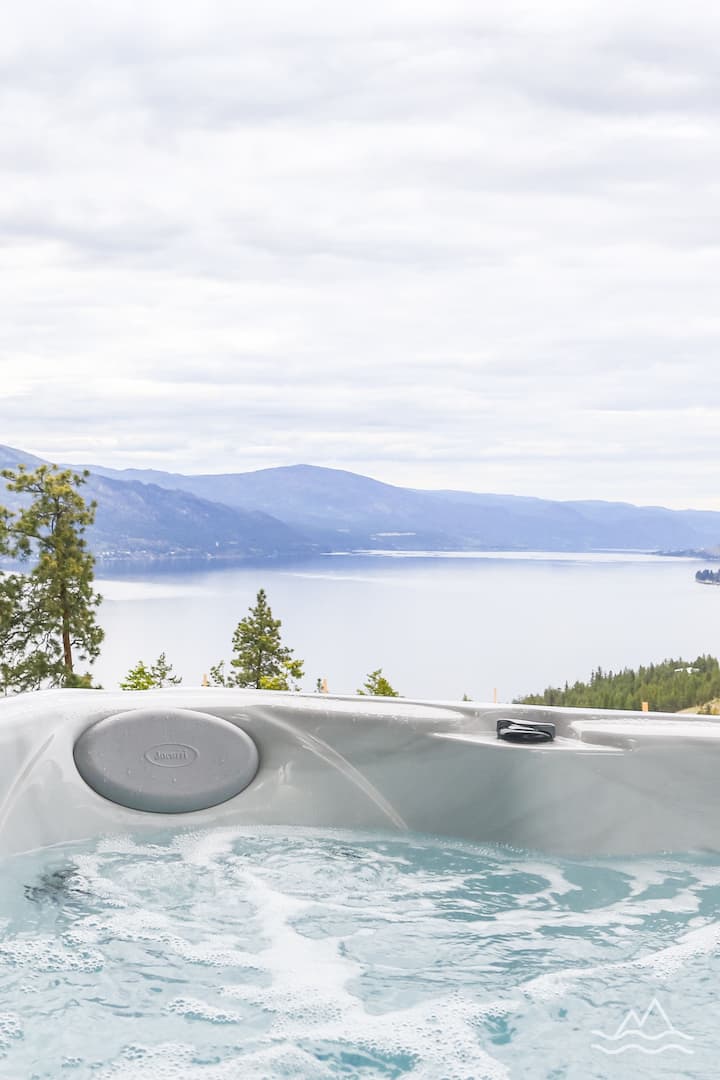 Elvie | Private Hot Tub + Perfect Couples Retreat - Lake Country