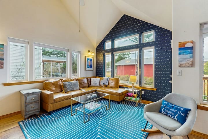 Dog-friendly 2br With Hot Tub - Walk To Beach - Rockaway Beach, OR