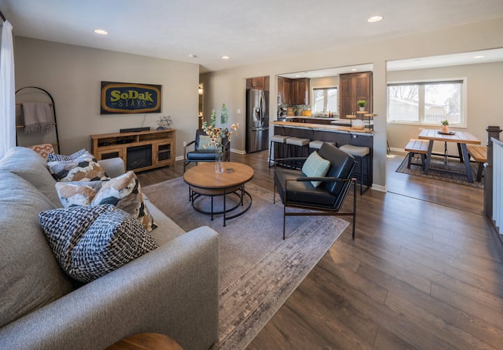 Dakota Haven: Family-friendly, Clean, Sleeps 8 - Sioux Falls, SD