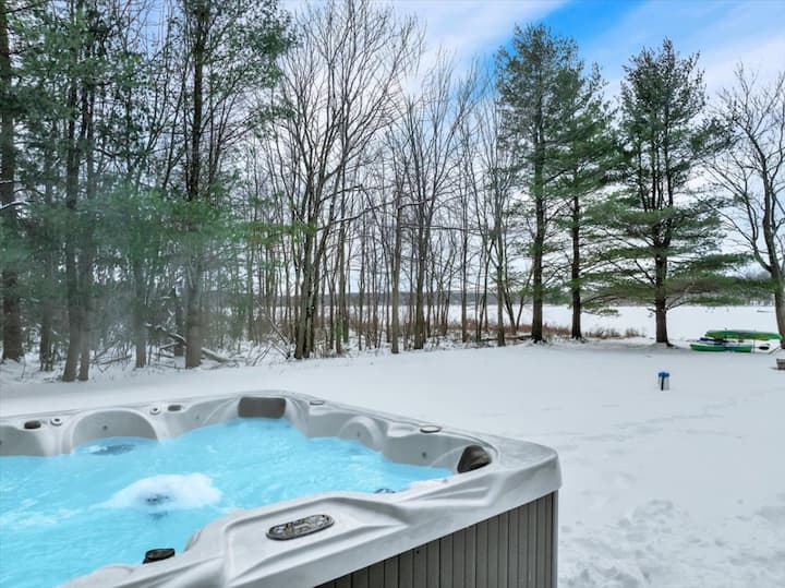 Lakefront | Dock | Hot Tub | Fire Pit | Game Rm - Mount Pocono, PA
