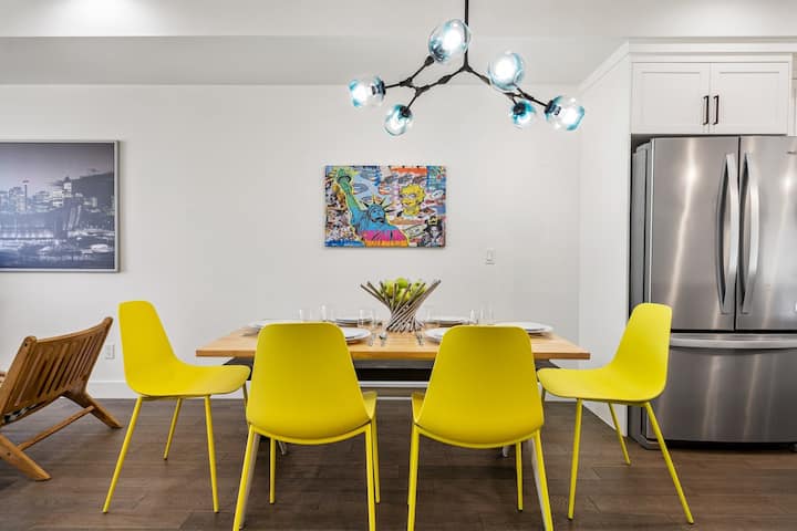 Bright & Bold 4bdrm Modern Retreat -
