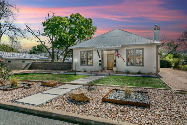 Casa Aloha | Pool, Fire-pit, Grill + More! - Fredericksburg, TX