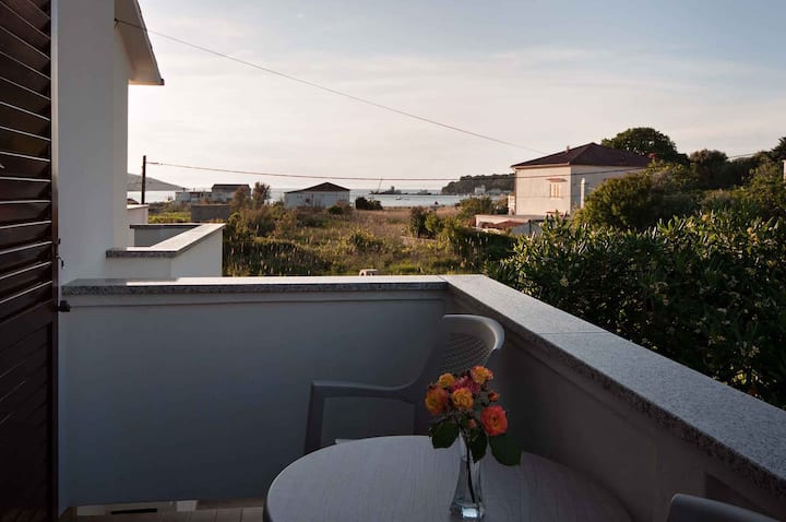 Holiday Apartment With Garden For Shared Use - Lopar