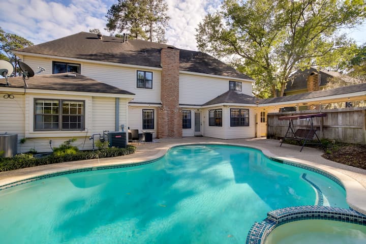 Roomy Houston Rental W/ Home Office & Private Pool - Houston, TX