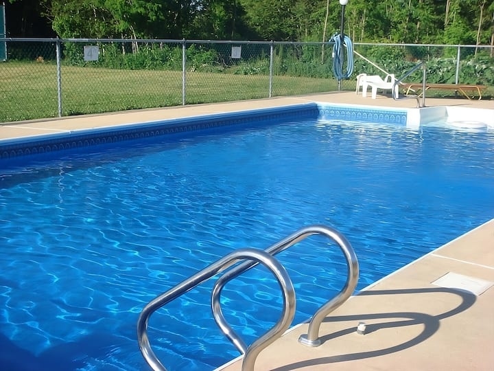 4 Units W/ Breakfast & Parking, Near Giant Center! - Hershey, PA