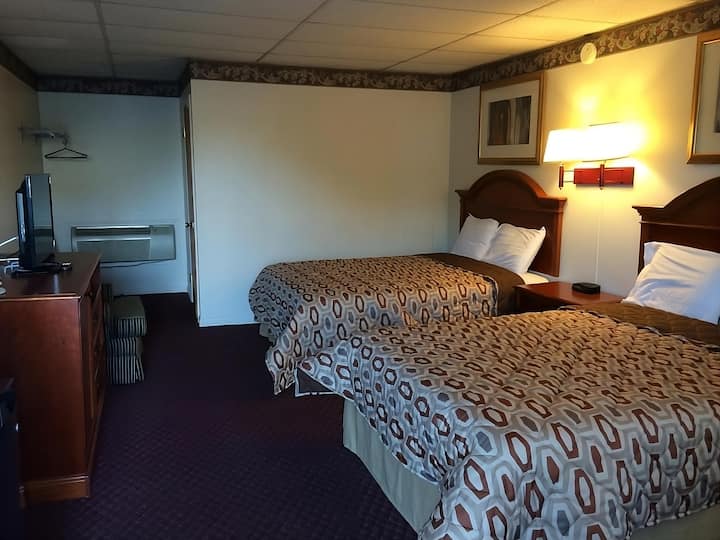 Two Units, Minutes To Giant Center! Pool & Parking - Hershey, PA