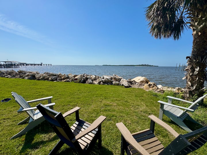 Eva Maes- Waterfront Cottage In Cedar Key! - Cedar Key, FL
