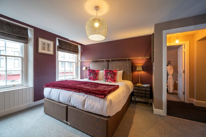 Luxurious Town-centre Two Bedroom Apartment - Shrewsbury