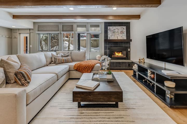 Ski-in/out! 3 Br, 3 Ba Aspen Condo W/ Hot-tub! - Aspen, CO