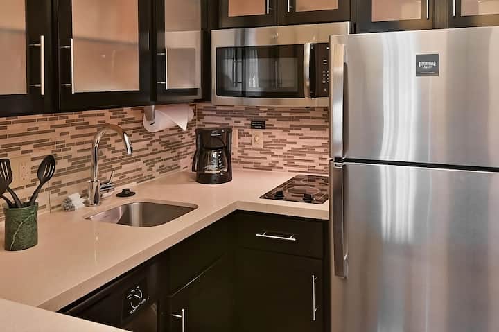 2 Bedroom Suite With Kitchen And Onsite Pool! - Plantation, FL