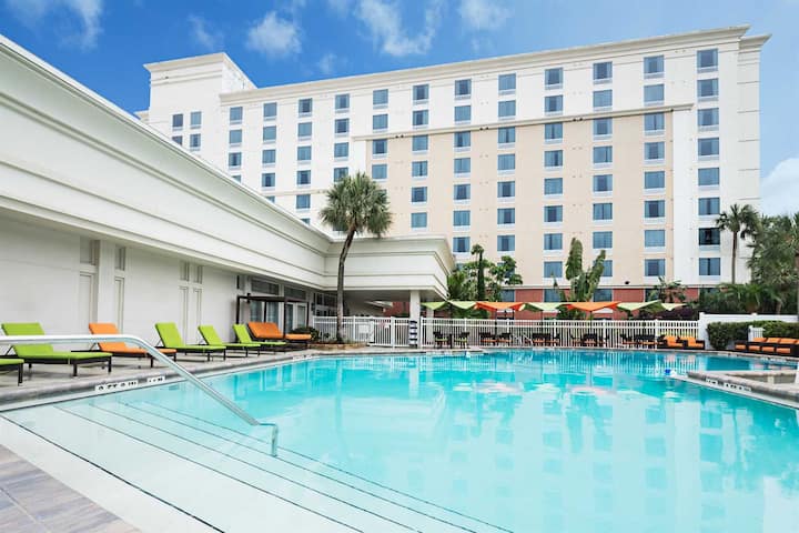 Near Universal Studio! 2 Convenient Rooms, Pool - Amway Center