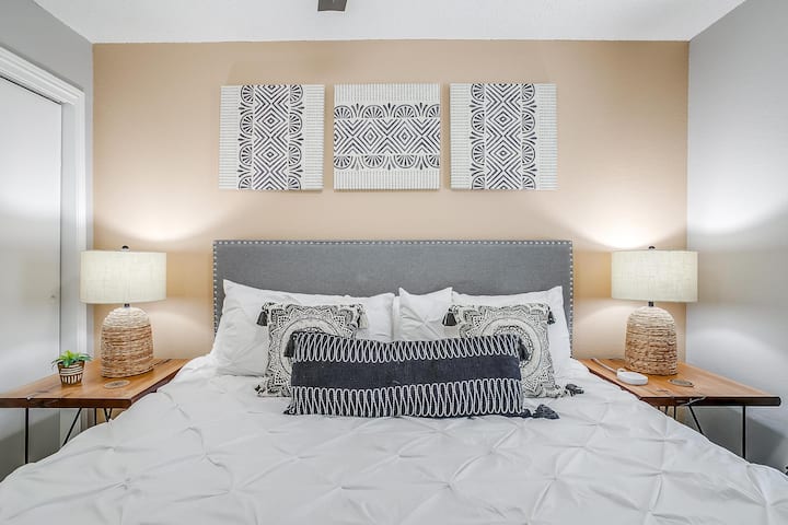 King Bed Wifi Washer Dryer Pets Allowed #425 - Arlington, TX