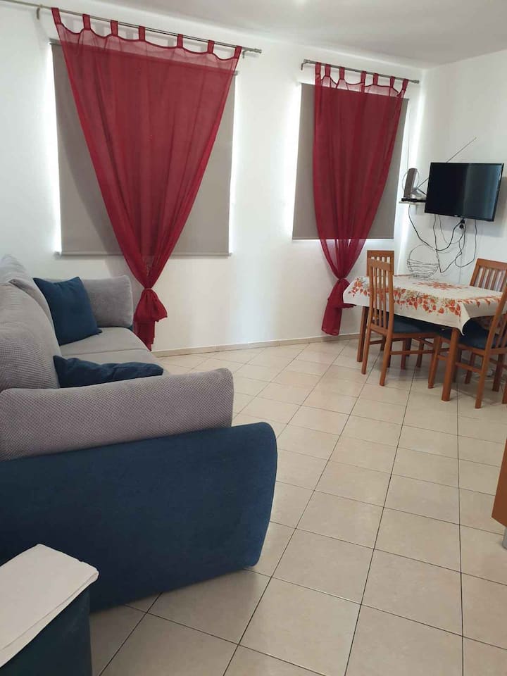 Holiday Flat With Barbecue And Air Conditioning - Pirovac