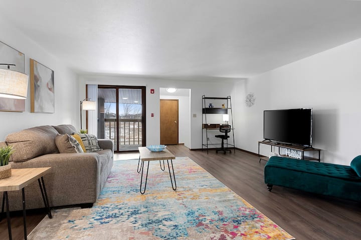 Bright + Spacious Apt 5 - King Bed + Workspace - Wisconsin