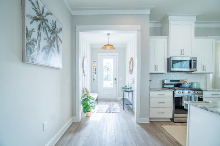 ~Spacious~ 4/4 W/game Room+resort Pool+ Near Beach - Orange Beach, AL