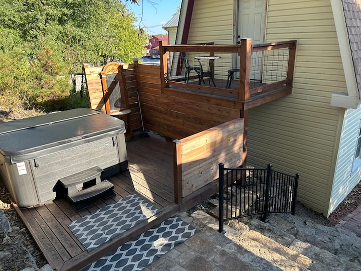 Hot Tub-main Street-king Bed-courtyard - Grafton, IL