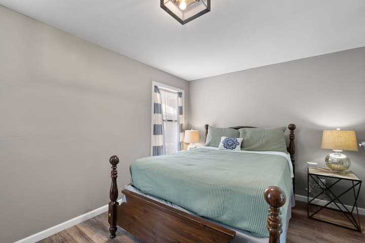 King Bed+sleeps 4+on Main+courtyard - Grafton, IL