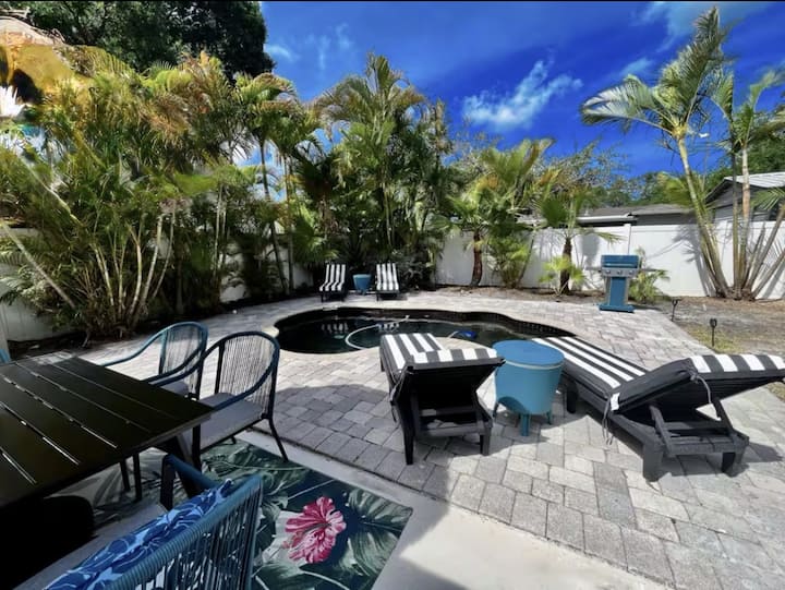 Fun, Trendy, Tropical 3/2 Pool Home In South Tampa - Tampa