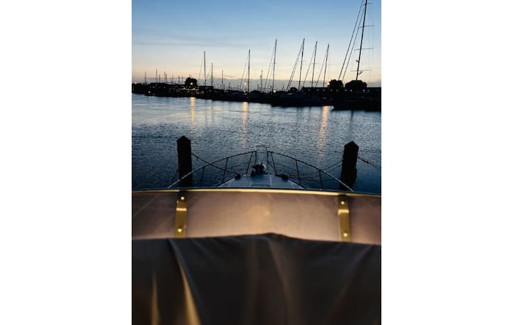 Navï Yacht à Quai, Terrasse & Flybridge - 2/8 Pers - Sète