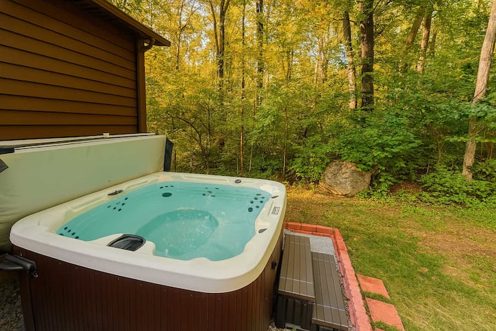 Stylish Mountain Retreat W/ Hot Tub, Deck, & More - Naked Mountain Winery, Markham