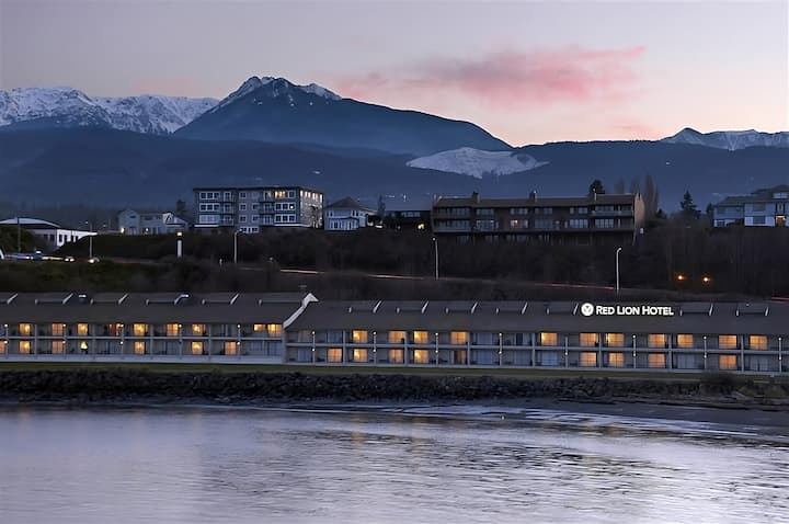 Beachfront Accommodation! 2 Units W/ Free Parking! - Port Angeles, WA
